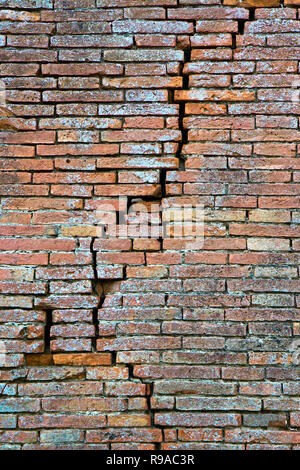 Risse im Mauerwerk - tiefen Riss in einer Wand Stockfotografie - Alamy