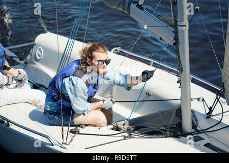 Junger Mann Skipper Segeln Yacht Lenkrad. Urlaub, Segeln, Urlaub ...