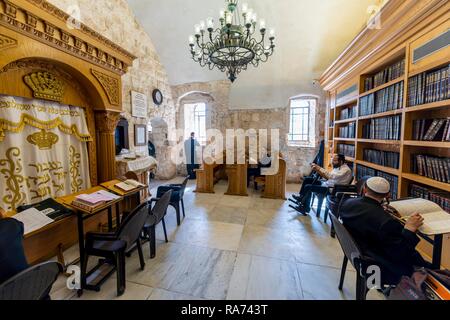 Orthodoxe Juden beten auf eine Synagoge an der westlichen Wand Wand ...