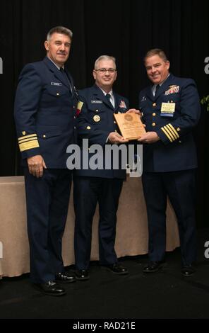Die Crew der Coast Guard Cutter Morgenthau schleppt Fischereifahrzeug ...
