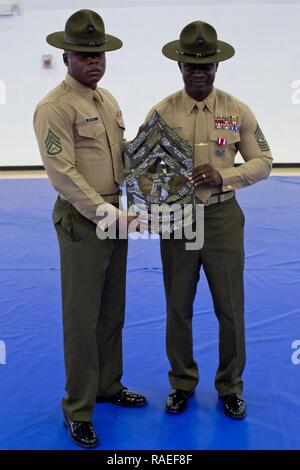 U.S. Marine Staff Sgt. Bryant Yoder, Leiter des Batteriebetriebs beim ...