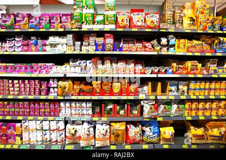 Self - service-Supermarkt, Regal, Regal mit verschiedenen Produkten ...