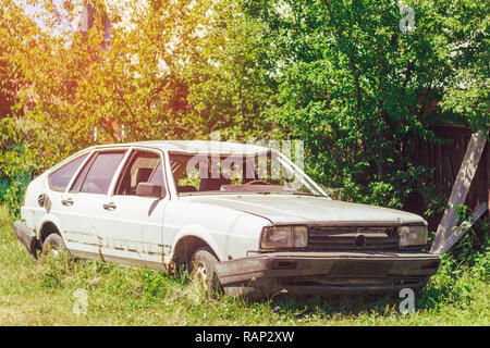 Alte kaputte Auto nach einem Unfall Stockfoto, Bild: 162326564 - Alamy