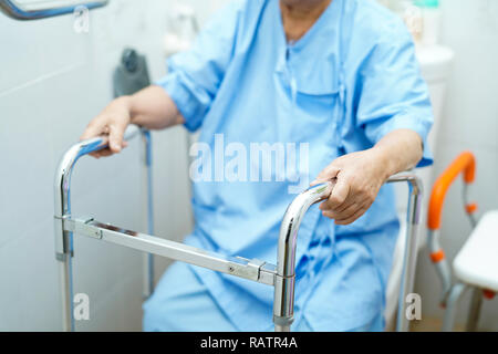 Glücklich senior Behinderte Dame mit einer Gehbehinderung, genießen Sie ...