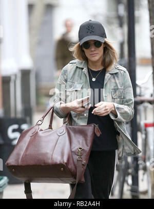 Caroline Flack verlässt sie London home das Tragen eines Wildleder ...
