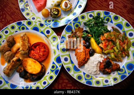 Syrische Essen: ´Meze´ Salate, ´hummus, etc Stockfoto, Bild: 61214460 ...