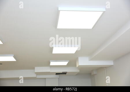 Abgehängte Decke mit LED square Lampen Sünde das Amt Stockfoto, Bild ...