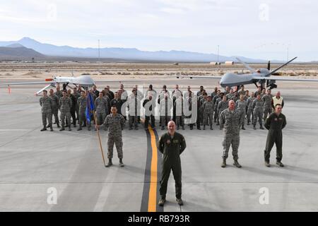 Die 432Nd Operations Support Squadron wetter Flug posiert für ein Foto ...