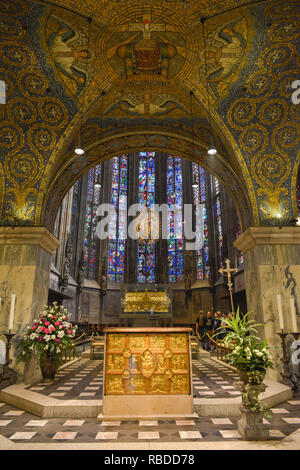 Hochaltar mit Pala d'Oro, der Marien Heiligtum (hinter), Chor Rathaus ...