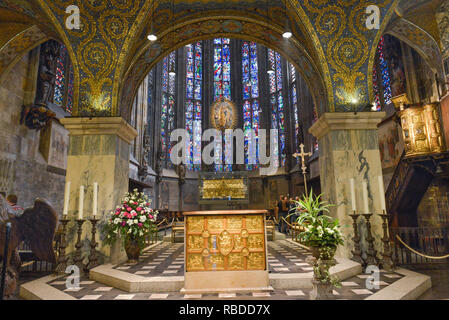 Hochaltar mit Pala d'Oro, der Marien Heiligtum (hinter), Chor Rathaus ...