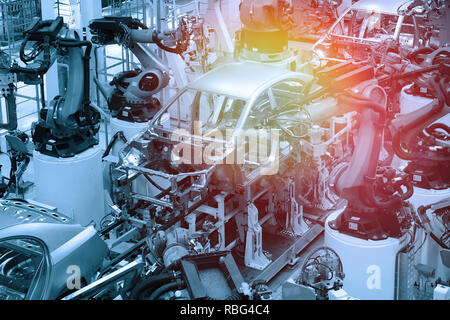 Zusammenbau der Teile des Autos Roboter. automatisierten Build-Prozess ...