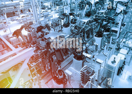 Zusammenbau der Teile des Autos Roboter. automatisierten Build-Prozess ...