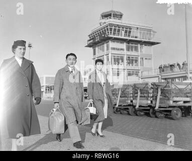 Aankomst op Schiphol van Neef van de Keizer van Japan met vrouw ...