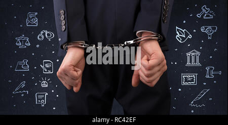 Chalk Gericht Symbole gezeichnet, und schließen Sie die Hände mit ...