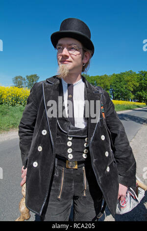 Zwei Wandergesellen auf der Walz Stockfotografie - Alamy
