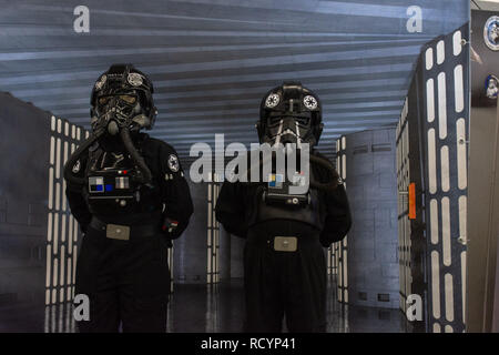 FRANKFURT, Deutschland - 6. Mai 2018: Ghadah Al-Akel, Manuel Straube ...