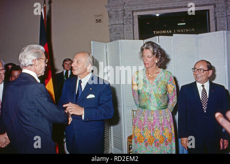 Die Frau des Bundespräsidenten, Mildred Scheel, auf der rechten Seite ...