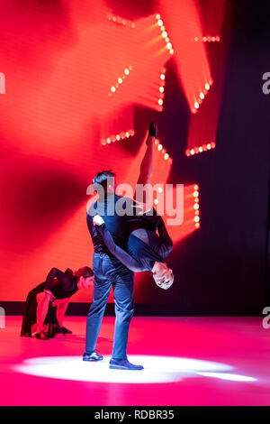 Detroit, Michigan - Tänzer als GAC Motor bereitet seine Entranze ...