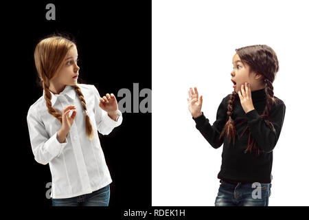Das Porträt von zwei Angst, Angst, Angst Mädchen auf einer weißen und ...