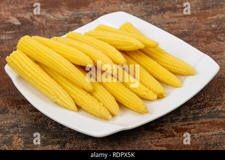 Gebeizt baby Mais in der Schüssel Stockfoto, Bild: 230870663 - Alamy