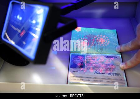Lenkung von Dokumenten mit UV-Licht von der deutschen Polizei ...