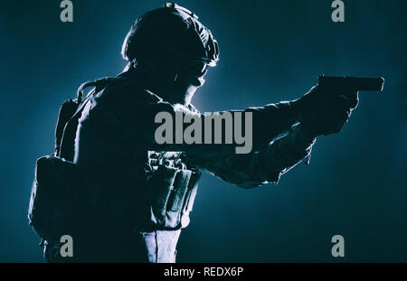 Armee-Elitesoldat mit versteckt hinter Maske und Brille Gesicht, in ...