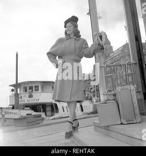 Damenmode in den 1940er Jahren. Eine junge Frau in einem typischen 40er ...