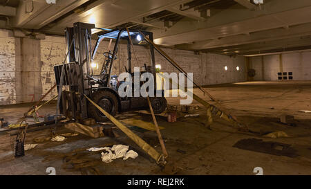 Gabelstapler reparieren. Professionellen Service. Auto heben. Lager ...