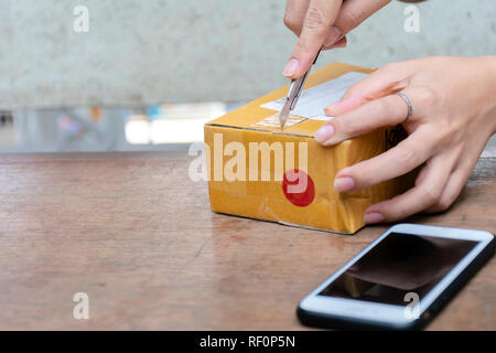 Ein verpacktes Produkt auspacken Stockfotografie - Alamy