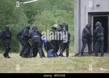O SWAT-Teams der deutschen Polizei Special Forces ein Abseilen Übung ...