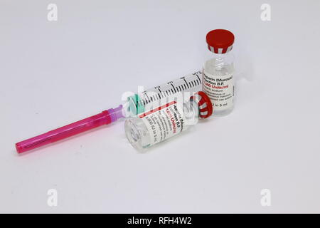 Blut-Ampullen und Spritze mit Nadel auf Laborergebnisse Stockfoto, Bild ...