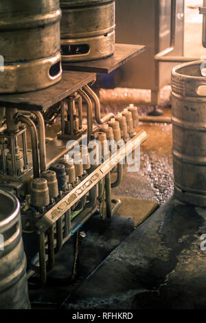 Bierfässer. viele metal Bierfass stehen in Reihen in einer Lagerhalle ...