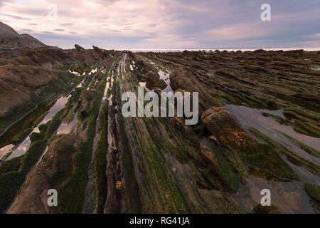 Blick von Sakoneta im Flysch geologischen Park auf Zumaia. Ein ...