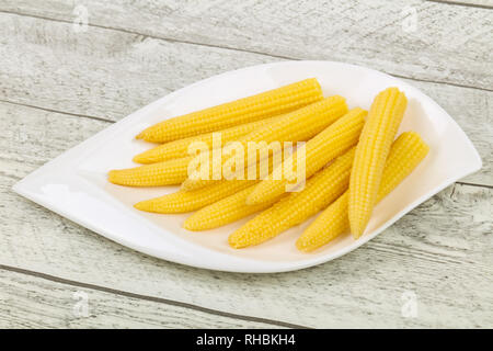 Gebeizt baby Mais in der Schüssel Stockfoto, Bild: 230870663 - Alamy