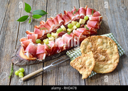 Typische Südtiroler Jause mit Speck und lokalen knusprige Fladenbrot ...