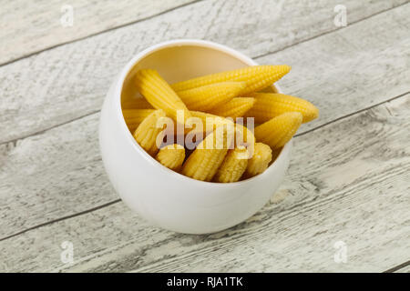 Gebeizt baby Mais in der Schüssel Stockfoto, Bild: 230870663 - Alamy