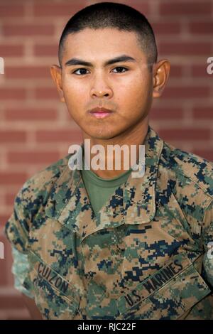 USA Marine Corps PFC, Ryan Dirksen, ein Betreiber von Kryotechnik ...