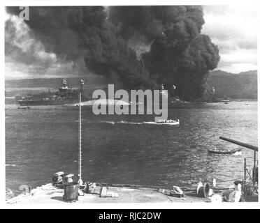 Beschädigte Schiffe nach dem japanischen Angriff auf Pearl Harbor, 7. Dezember 1941. Die USS ...