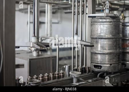 Bierfässer. viele metal Bierfass stehen in Reihen in einer Lagerhalle ...
