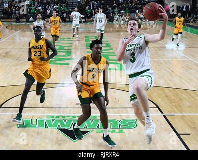 North Dakota State guard Tyree Eady, left, passes the ball to forward ...