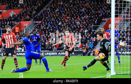 Sol Bamba von Cardiff City Kerben seine Mannschaften erste Ziel ...