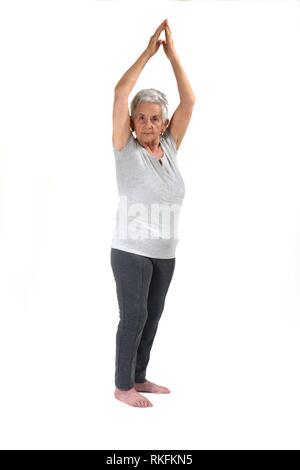 Eine 70 Jahre alte Frau Yoga Lehrer in ihrem Studio zeigt Iyengar Yoga ...