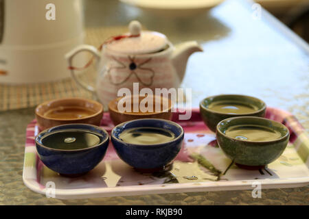 Chinesische Teezeremonie. Master gießen puer Tee Teekanne aus Glas. Pu ...