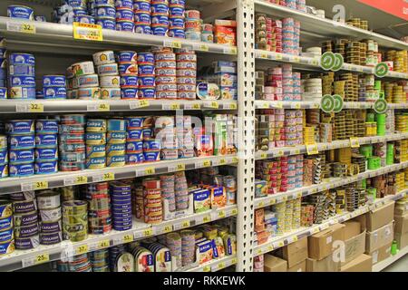 Konserven-Produkten im Supermarkt Stockfotografie - Alamy