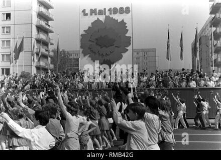 DDR, Berlin, 01.05.1988. Mai, Demonstration in Karl-Marx-Allee ...