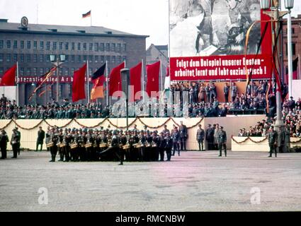 Militärparade der nationalen Volksarmee Armee NVA der DDR 1960 in Ost ...