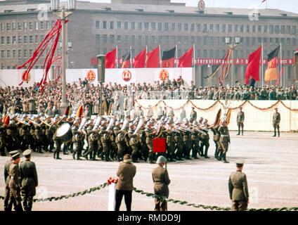 Militärparade der nationalen Volksarmee Armee NVA der DDR 1960 in Ost ...