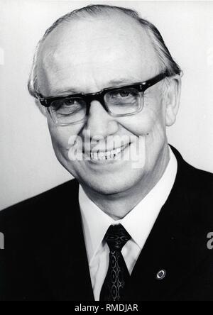 Präsident der Volkskammer der DDR Horst Sindermann (l) bei seinen ...