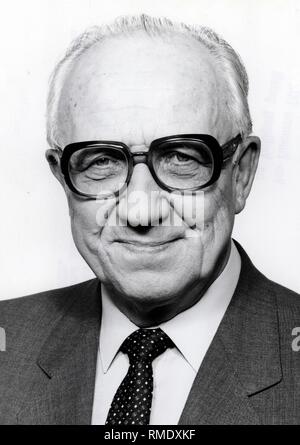 Präsident der Volkskammer der DDR Horst Sindermann (l) bei seinen ...