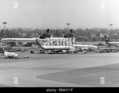 Der Münchner Flughafen Riem als Blick nach Osten. Nach dem Umzug der ...